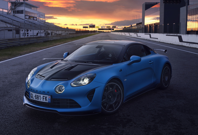 パフォーマンスを徹底追求したアルピーヌA110Rのセカンドロットが期間限定で購入申込受付を開始（カー・アンド・ドライバー） | 自動車情報・ニュース - carview!