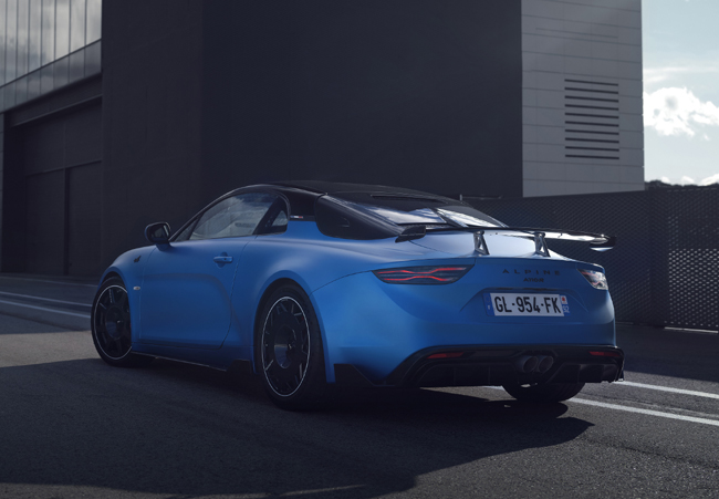 パフォーマンスを徹底追求したアルピーヌA110Rのセカンドロットが期間限定で購入申込受付を開始（カー・アンド・ドライバー） | 自動車情報・ニュース - carview!