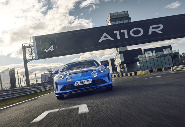 パフォーマンスを徹底追求したアルピーヌA110Rのセカンドロットが期間限定で購入申込受付を開始（カー・アンド・ドライバー） | 自動車情報・ニュース - carview!