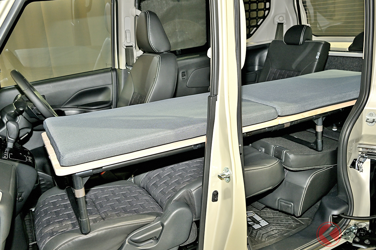 めちゃ広っ！ 新型軽SUV「デリカミニ」で「車中泊」は可能？ 身長180cmの編集部員が試してみた（くるまのニュース） | 自動車情報 ...