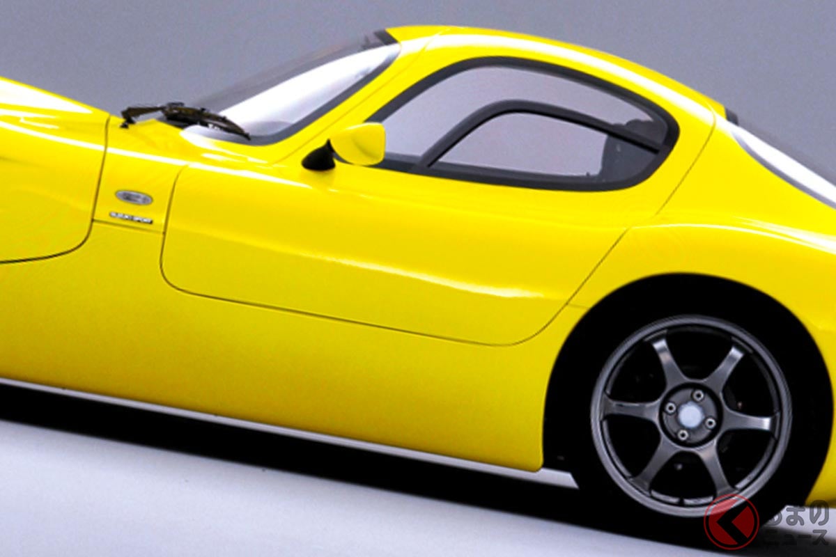 スズキが最強「frスポーツカー」公開してた！ 超ロングノーズに爆速「“隼”エンジン」搭載！ ガルウイングまで採用した「ド派手イエロー」モデルと