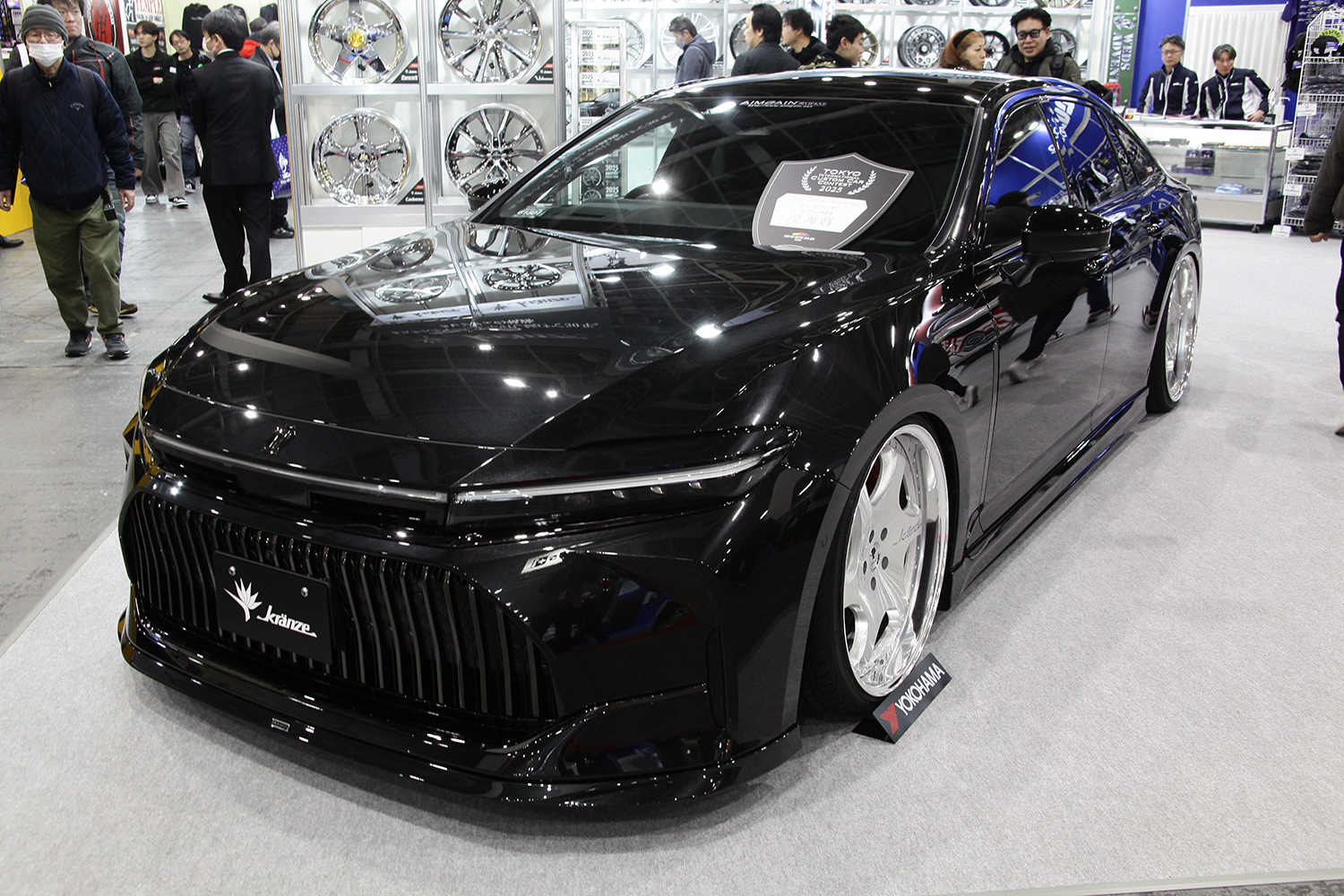 ウェッズのブランド「Kranze」が30周年！ VIP乗りに人気の「バズレイア」が復刻した【大阪オートメッセ2025】（WEB CARTOP） | 自動車情報・ニュース - carview!
