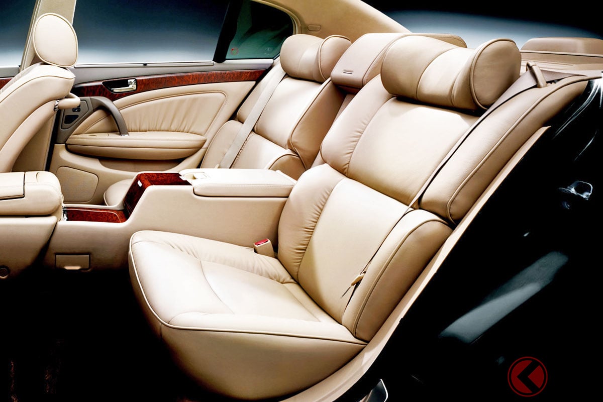 日産の「4人乗り“超高級”セダン」がスゴかった！ 全長5m超え×4.5リッターV8搭載の“VIP”カー？ もはや「走る応接室」な「プレジデント」とは（くるまのニュース） | 自動車情報 ...