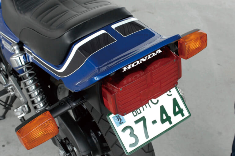 ホンダ CB1100を往年の名車仕様に! 3つのレトロフィットカスタム〈CB900F／CB750フォア／CB1100R〉（WEBヤングマシン） | 自動車情報サイト【新車・中古車 ...