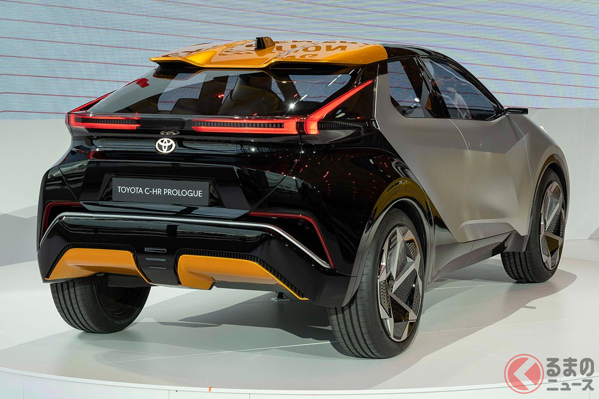 トヨタ新型「C-HR」7年ぶり全面刷新で2代目登場！ 赤い「TOYOTA」ロゴ採用の“斬新デザイン”に反響！ トヨタ渾身「スポーティSUV」の評価は（くるまのニュース） | 自動車情報 ...