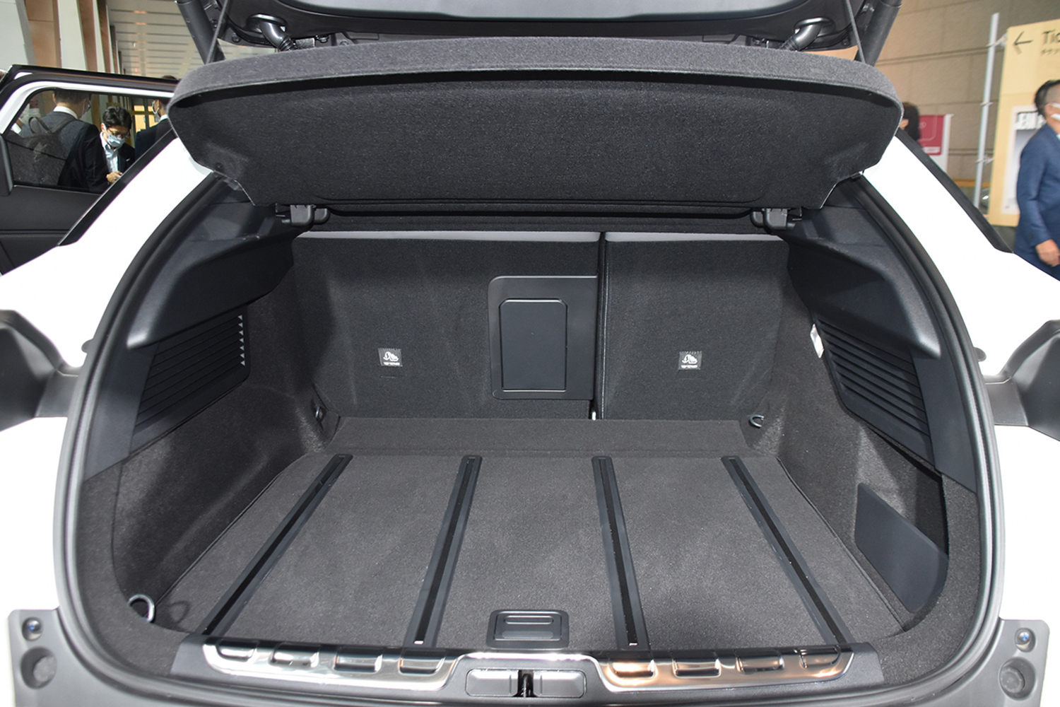 シトロエンの新たなクロスオーバーSUV「C5 X」が登場！ 先進装備テンコ盛りでも価格は484万円から（WEB CARTOP） | 自動車情報・ニュース - carview!