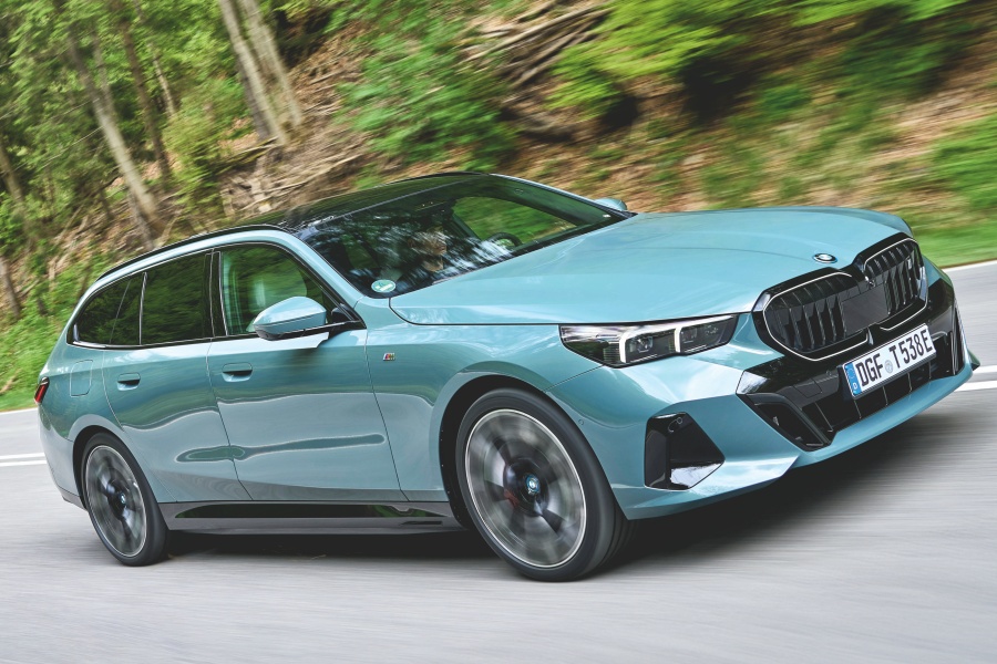 いよいよステーションワゴン登場！ BMW i5 ツーリングへ試乗 万能道具感は先代を超えず？（AUTOCAR JAPAN） | 自動車情報・ニュース - carview!