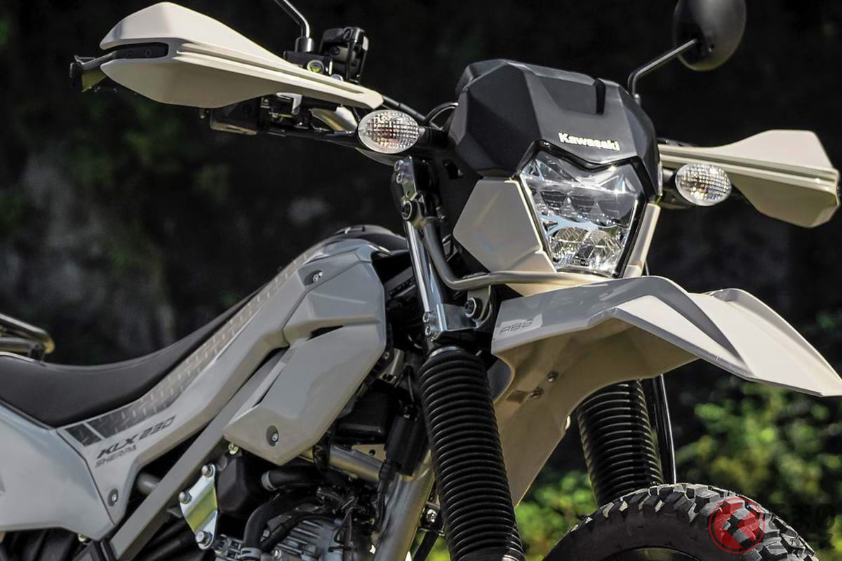 17年振りに復活！ カワサキ新型「KLX230 シェルパ」がスゴイ！ 粘り強い“トルク”＆高い“走破性“でサイコー！ 万能「トレッキングバイク」が販売店でも話題に（くるまのニュース ...