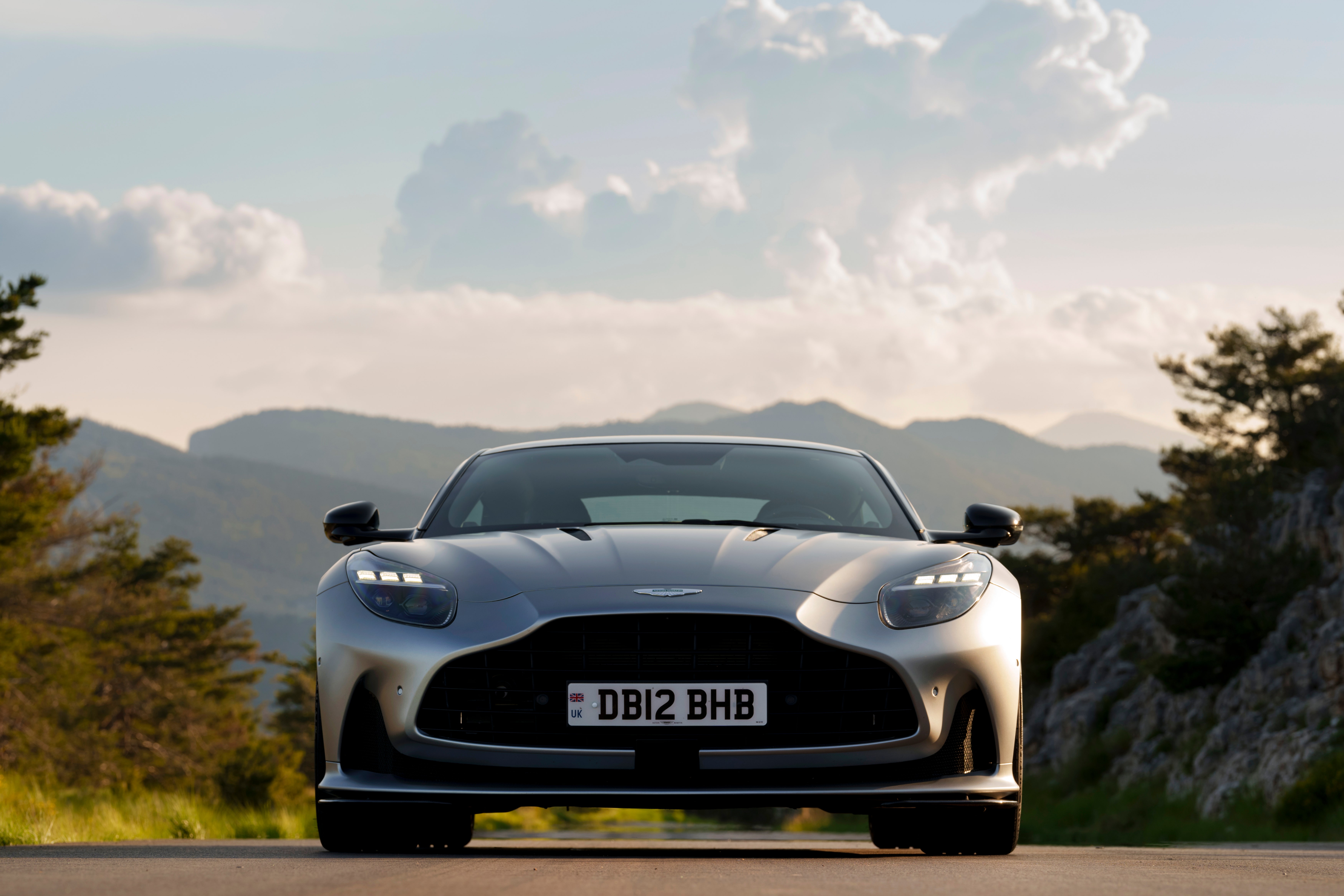 打倒！ フェラーリ──新型アストンマーティンDB12試乗記（GQ JAPAN） | 自動車情報・ニュース - carview!