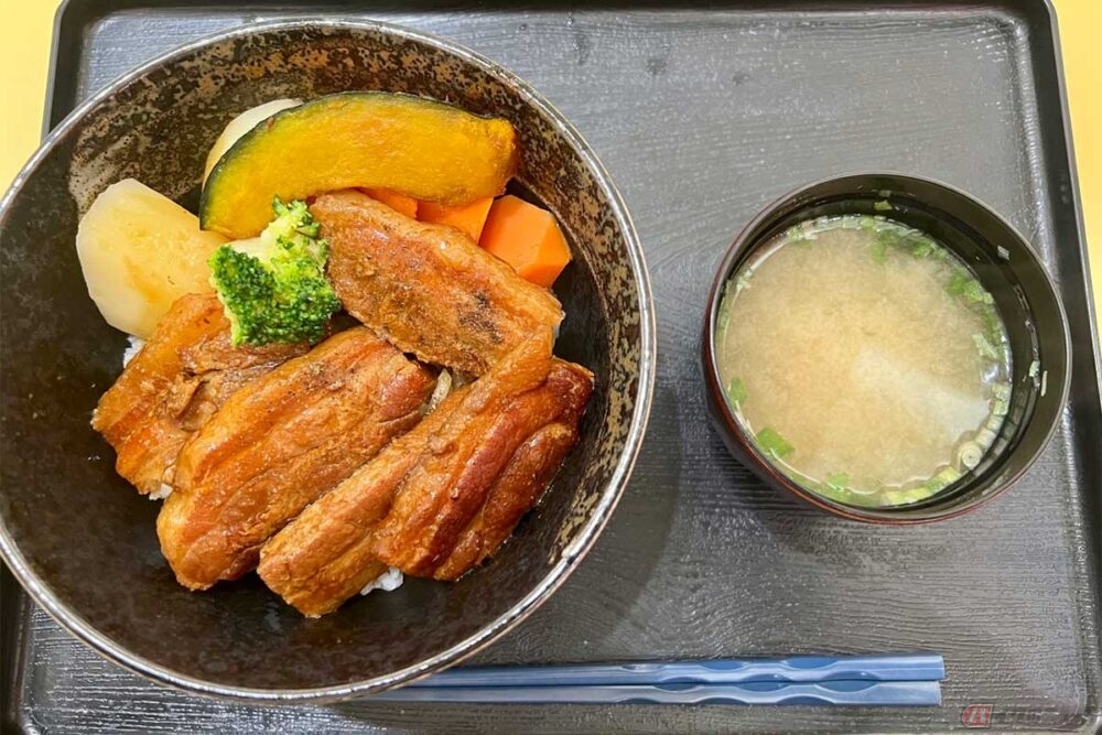 新東名「NEOPASA静岡」 とろける豚バラ肉を丼でいただく！ バイクで行く高速道路グルメ（バイクのニュース ） | 自動車情報・ニュース - carview!