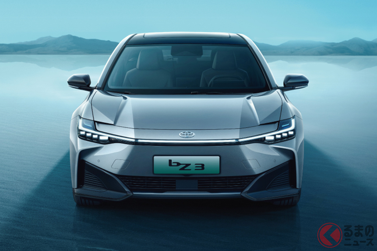 トヨタ「新型セダン」発売開始！ イケ顔「ハンマーヘッド」採用の新型「bZ3」 中国で331万円から（くるまのニュース） | 自動車情報サイト【新車・中古車】 - carview!