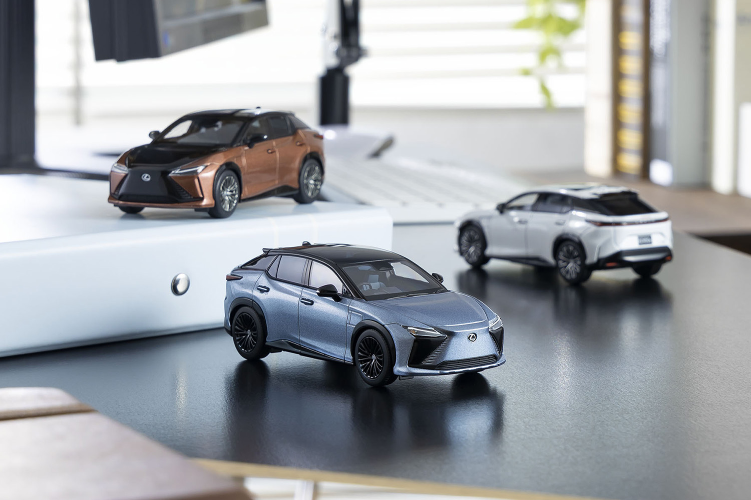 レクサス初のEV「RZ450e」が京商から発売！ 特別仕様車のファーストエディションも1/43スケールモデルで再現（Auto Messe Web） | 自動車情報・ニュース - carview!
