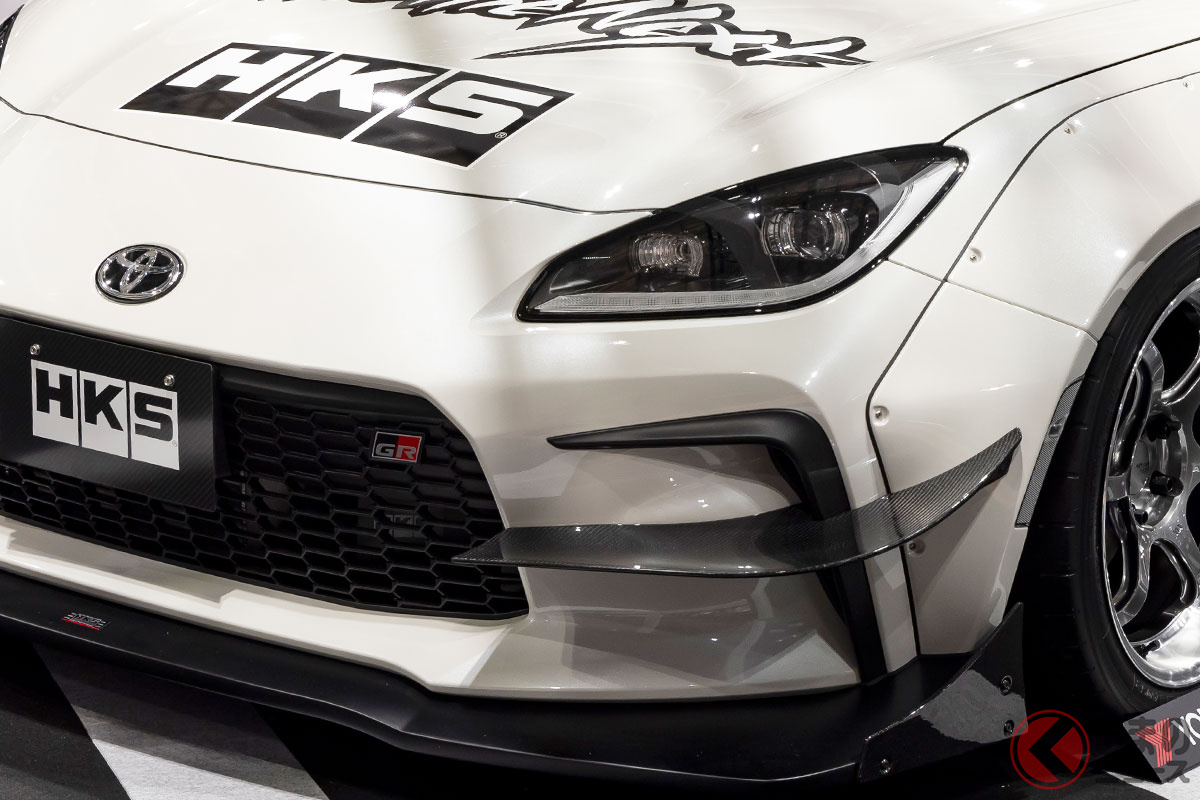 過激すぎっ！ 1240万円のトヨタ「GR86 タイプR」がスゴい！ HKSチューニングのコンプリートカーを特別販売（くるまのニュース） | 自動車情報・ニュース - carview!