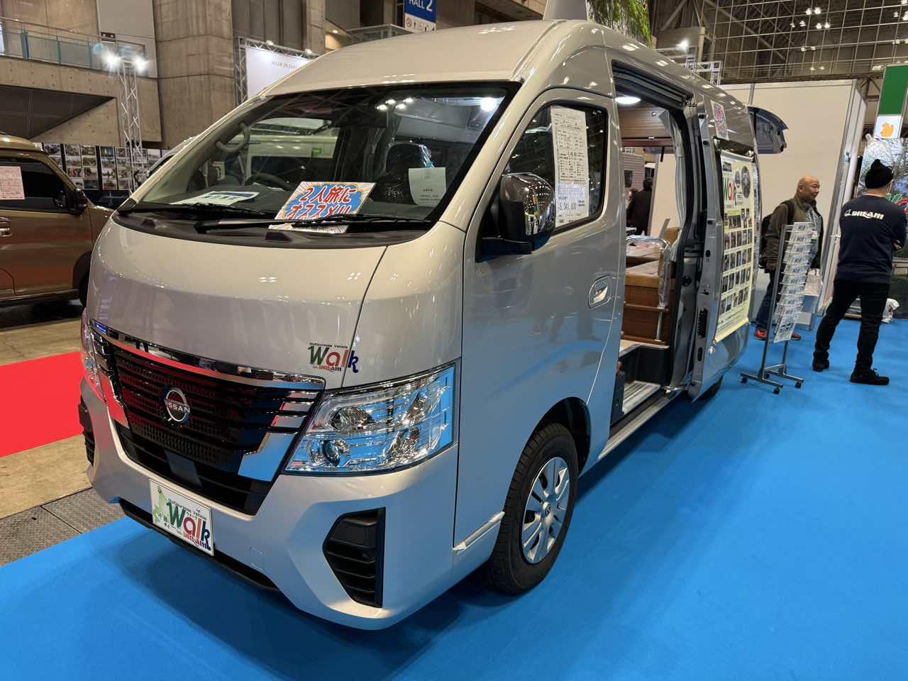 キャメル色のボックス＆フラットシートがいい感じ！ 日産キャラバンがベースのキャンパー（月刊自家用車WEB） | 自動車情報・ニュース - carview!