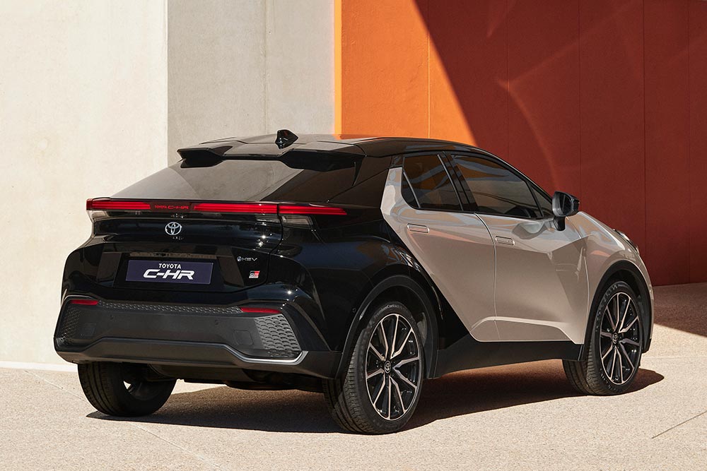 トヨタ新型「C-HR」 7年目のフルモデルチェンジ 個性派SUVが築いた独自のポジションとは（AUTOCAR JAPAN） | 自動車情報サイト【新車・中古車】 - carview!