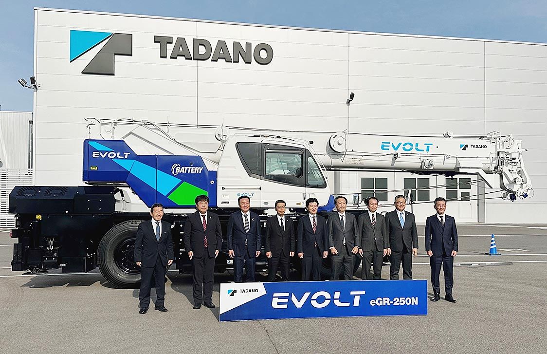 タダノ、世界初の電動ラフテレーンクレーン「EVOLT eGR-250N」を国内初公開 吊り上げ性能25t級 作業のみで最大11時間稼働（日刊自動車新聞） | 自動車情報・ニュース - carview!