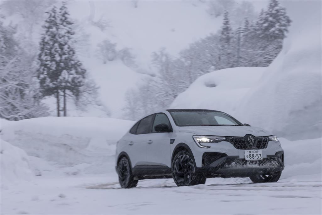 E-TECHハイブリッドは雪上でどう生きる!? ルノー・アルカナ試乗記（LEVOLANT） | 自動車情報・ニュース - carview!
