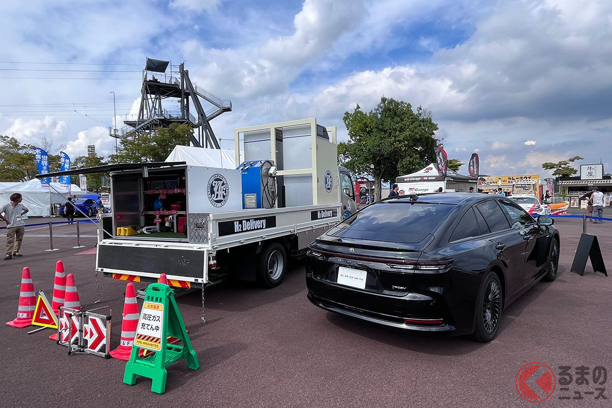 トヨタとJAFが「凄いトラック」を世界初公開！ FCVの水素欠対応「給水素車」デモには「黒いクラウンセダン」登場（くるまのニュース） | 自動車情報・ニュース - carview!