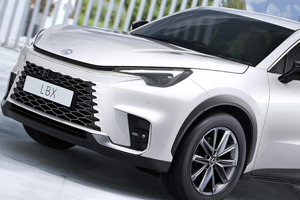 レクサス「LBX」は小さな高級車！ 全長4.2mで、いかにプレミアムSUVに？ 日本発売は秋以降（AUTOCAR JAPAN） | 自動車情報・ニュース - carview!