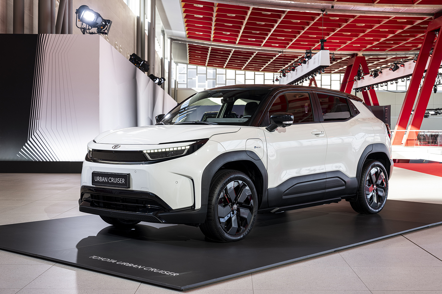 スズキのEV「eビターラ」には兄弟車が存在！ まったく顔が違う「トヨタ・アーバンクルーザー」がこれまたイケてる!!（THE EV TIMES） | 自動車情報・ニュース - carview!