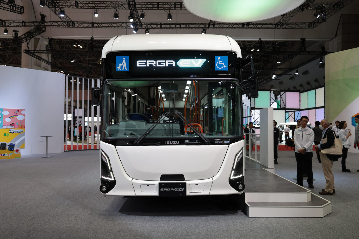 バスオタ歓喜の「いすゞエルガEV」が出た！ ガチフルフラットにおもてなし要素満載でこれぞ日本の温かみ（WEB CARTOP） | 自動車情報・ニュース - carview!