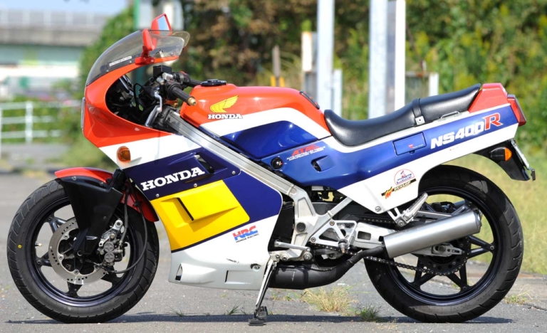 ’80s国産名車「ホンダNS400R」再見【GP500の思想を反映したV3レプリカ】（WEBヤングマシン） | 自動車情報サイト【新車・中古車】 - carview!