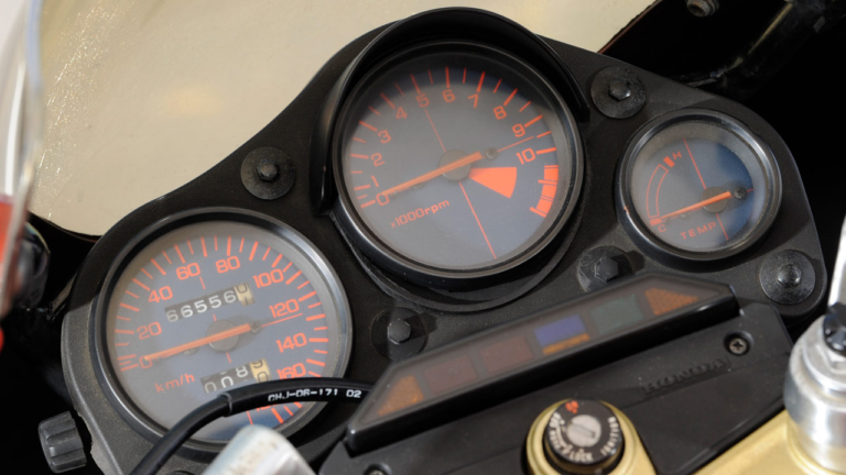 ’80s国産名車「ホンダNS400R」再見【GP500の思想を反映したV3レプリカ】（WEBヤングマシン） | 自動車情報サイト【新車・中古車】 - carview!