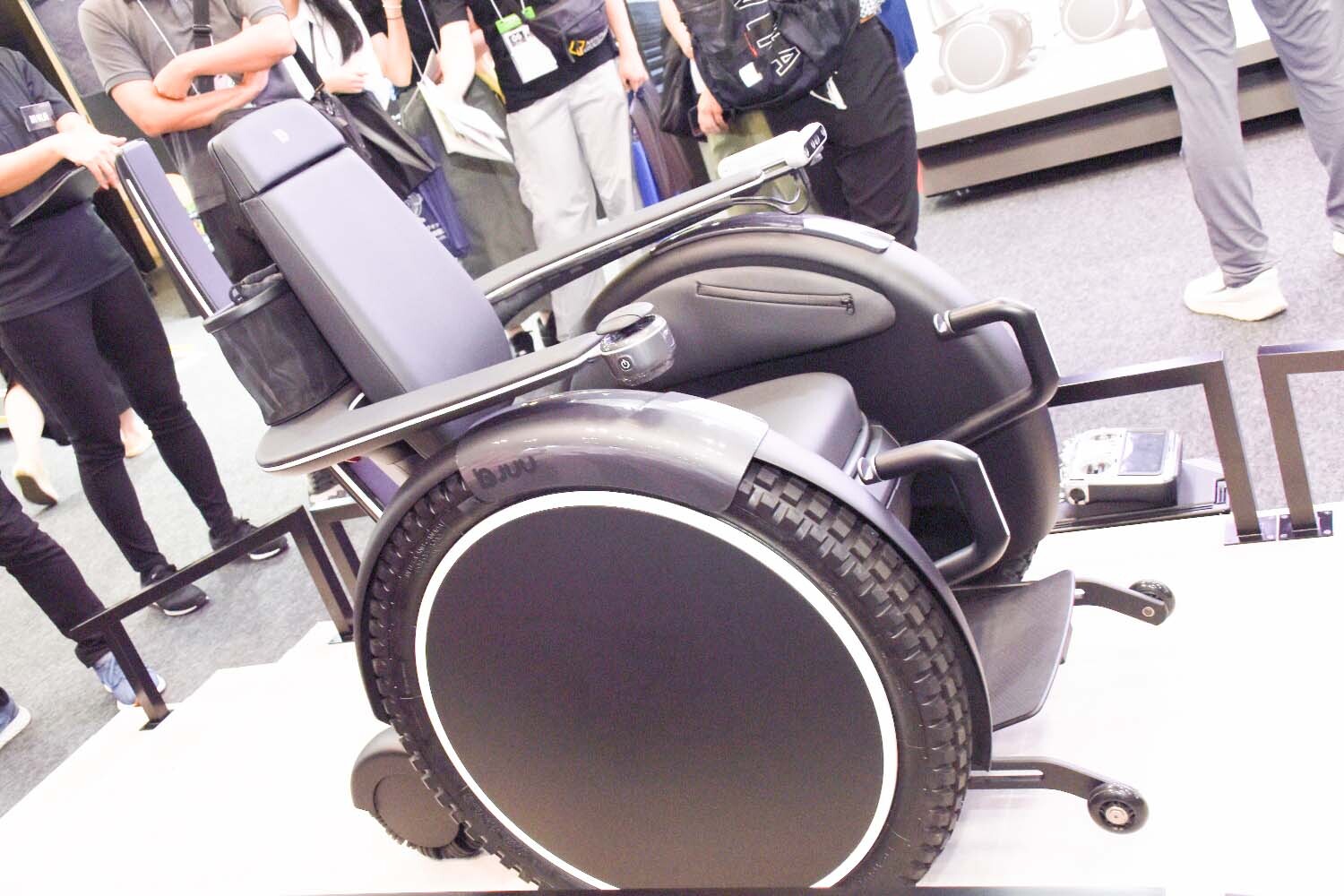 トヨタの車いす「JUU」がオフロードタイヤを装着してアップデート！ 車への搭載の自動化に期待大（Auto Messe Web） | 自動車情報・ニュース - carview!