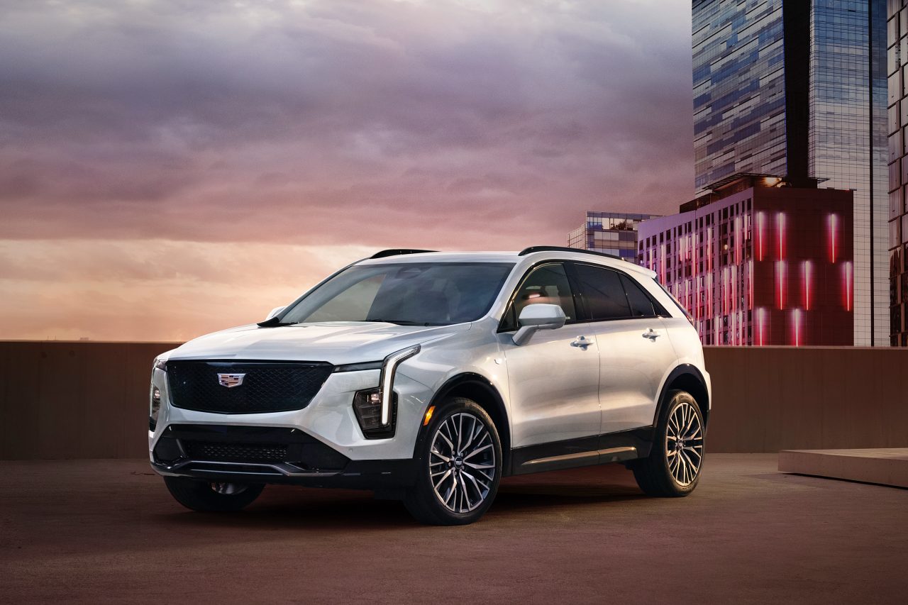 キャデラック、次世代デザイン導入の新型『XT4』を発売。33インチのLEDディスプレイを搭載（AUTOSPORT web） | 自動車情報・ニュース - carview!