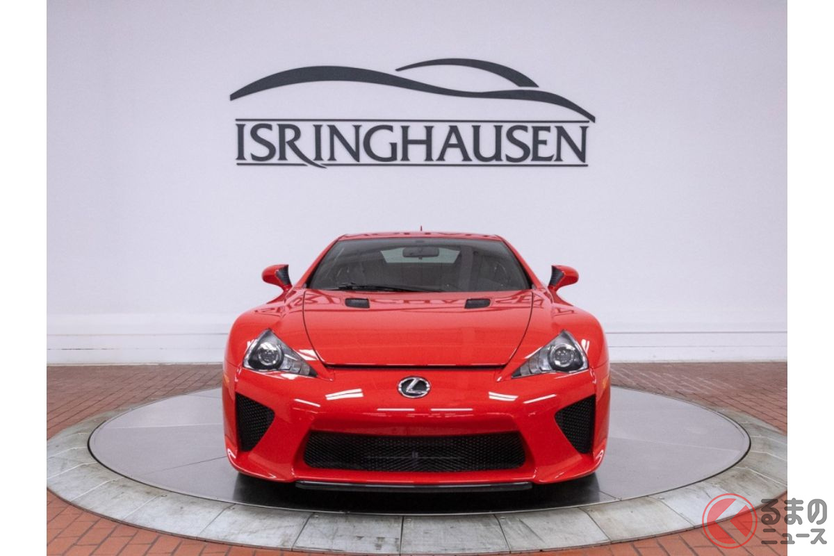 驚愕「1億円級」のレクサス「LFA」現る!? 超ド派手「ホワイト＆ブルー」に輝く内外装が凄い！ 560馬力の極上車をスイスで発見！（くるまのニュース） | 自動車情報・ニュース - carview!