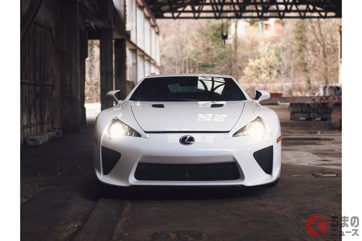驚愕「1億円級」のレクサス「LFA」現る!? 超ド派手「ホワイト＆ブルー」に輝く内外装が凄い！ 560馬力の極上車をスイスで発見！（くるまのニュース） | 自動車情報・ニュース - carview!