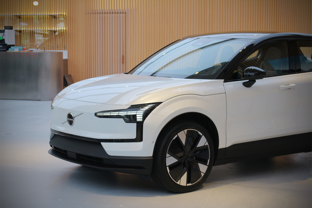 ボルボの新型BEVが緊急上陸！ ボルボEX30、日本導入は7月末 全長4.2m級の5人乗りSUV（AUTOCAR JAPAN） | 自動車情報・ニュース - carview!