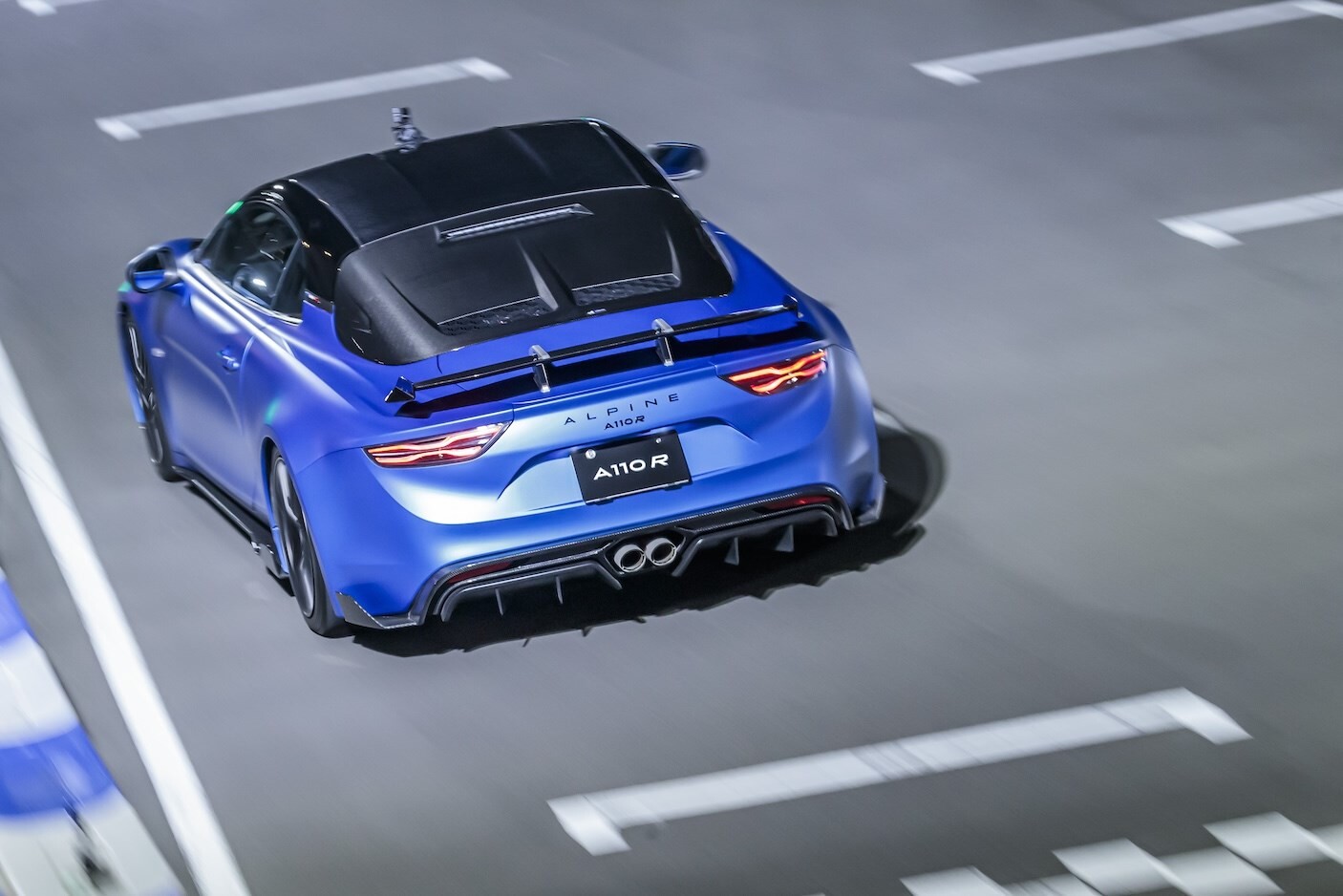 F1ドライバーが夜の東京を爆走!? オコン選手が極狭カートコースをアルピーヌ「A110R」で記録したタイムがさすがだった（carview!） | 自動車情報・ニュース - carview!