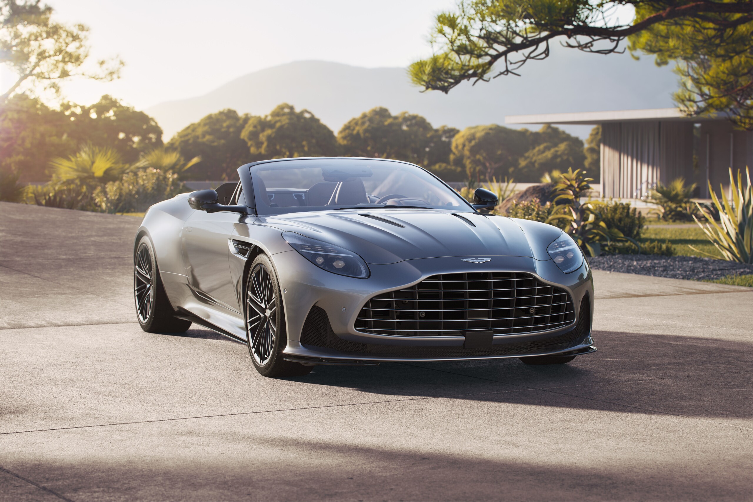 アストンマーティンの新型オープンカー、DB12ヴォランテが発表！──GQ新着カー（GQ JAPAN） | 自動車情報・ニュース - carview!
