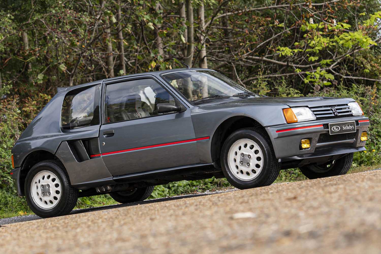 200台のみのプジョー「205」が3000万円!? WRC参戦のためのホモロゲモデル「205 Turbo 16」とは（Auto Messe Web） | 自動車情報・ニュース - carview!