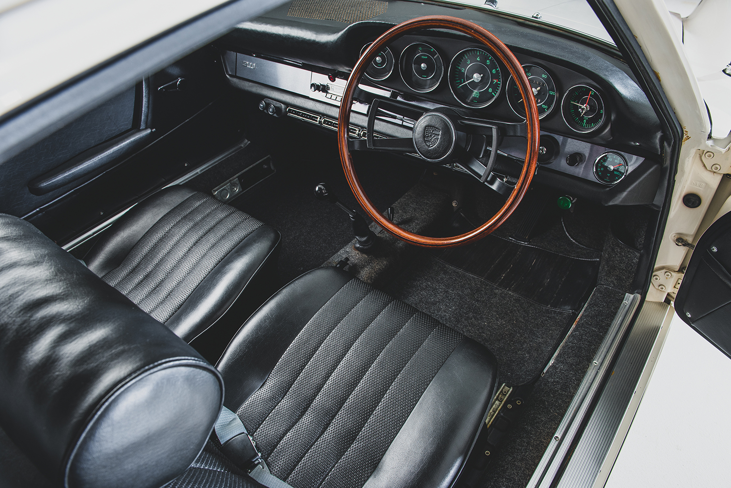 作業雑すぎだろ！ 昔の「右ハンドル化」した輸入車のムリヤリすぎる処理4選＋1（WEB CARTOP） | 自動車情報・ニュース - carview!