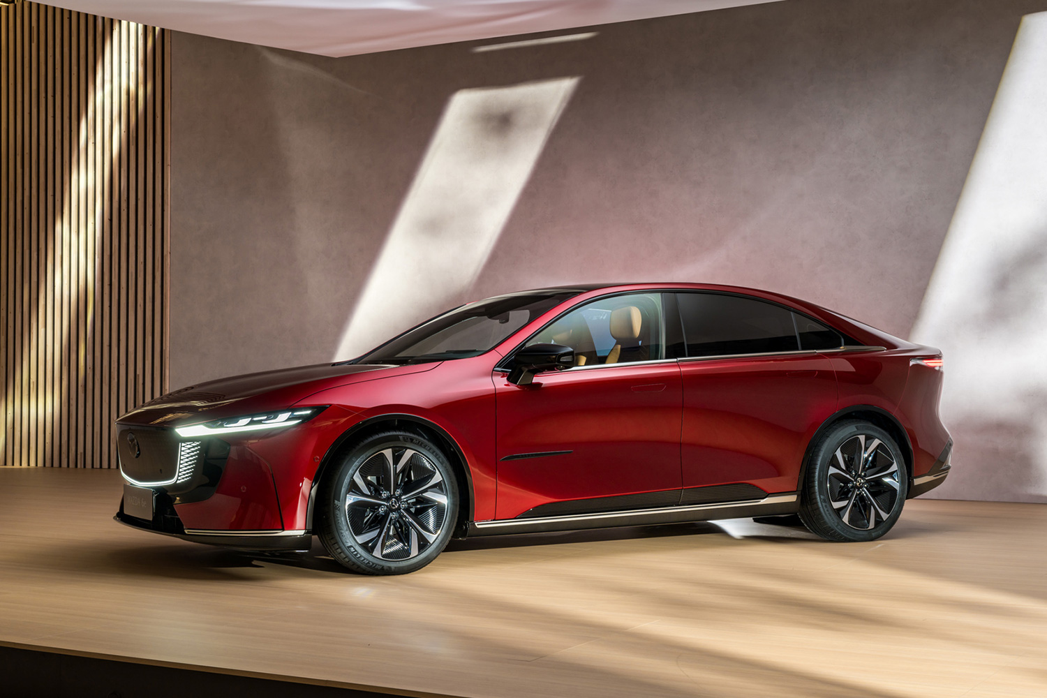 航続距離は552km！マツダがミッドサイズEVセダン「MAZDA6e」を今夏から欧州で発売（@DIME）(ヘッドライン) | 自動車情報・ニュース - carview!