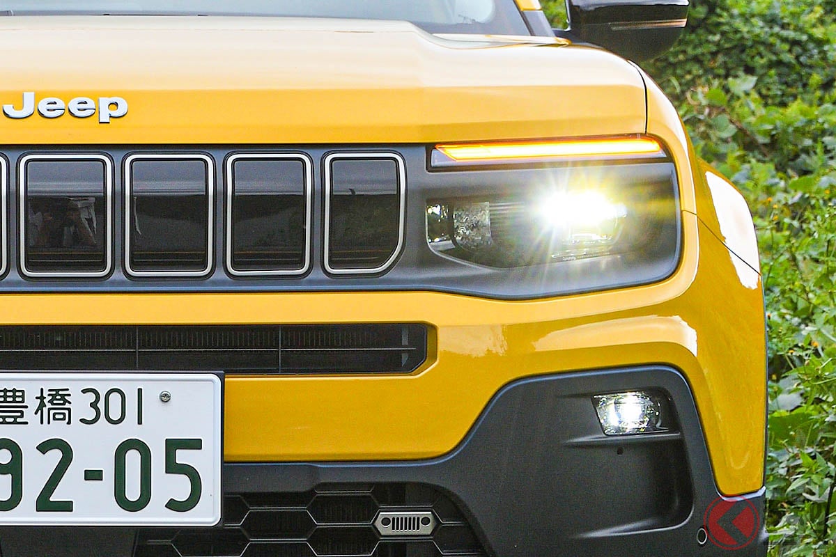 全長4.1m級の新型「アヴェンジャー」がスゴイ！ トヨタ「ヤリスクロス」サイズで“超ちょうどいい”！ 小さくても「しっかりジープ」な「コンパクトSUV」の実力とは（くるまのニュース ...