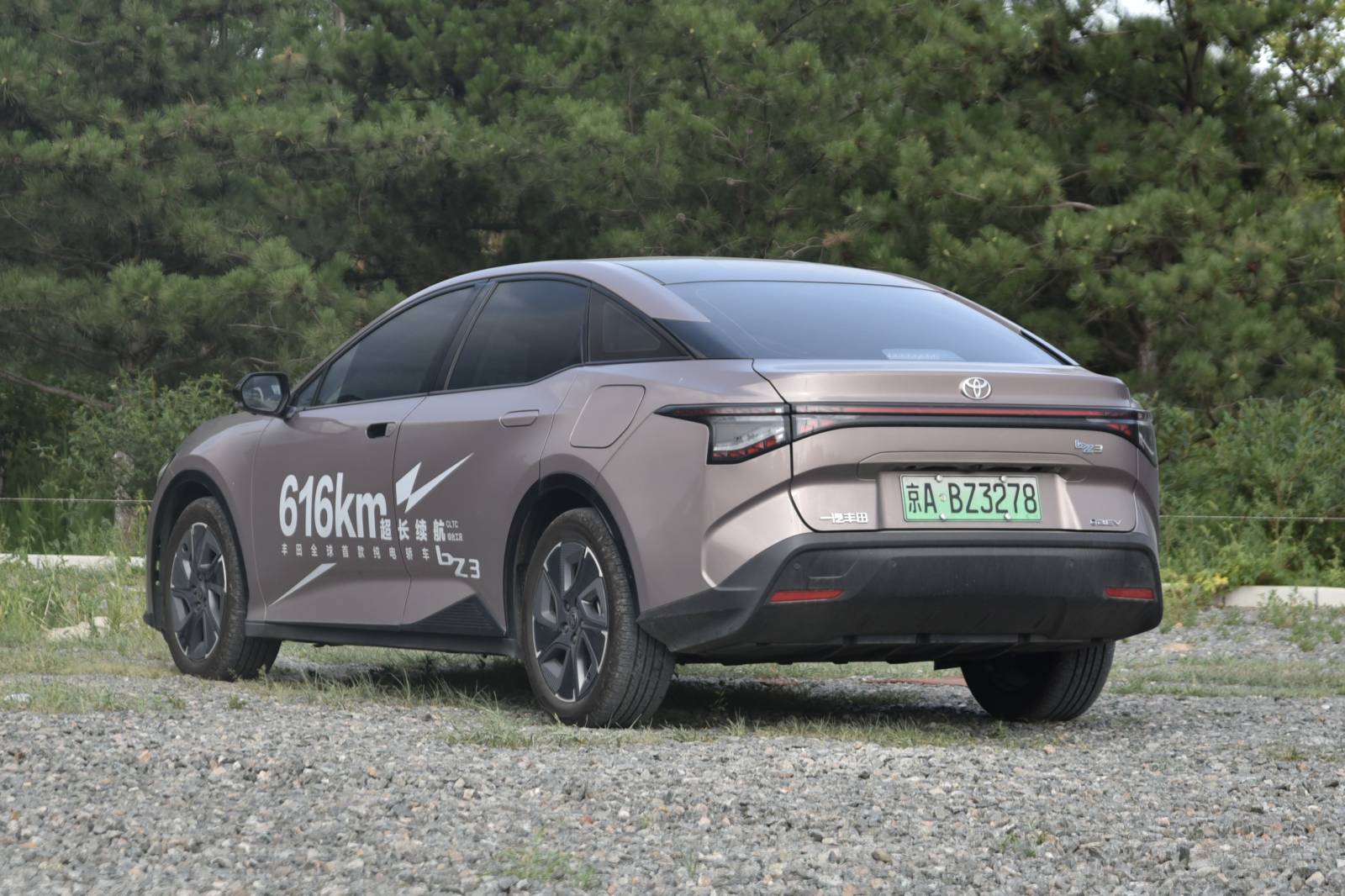 中国でしか販売していないトヨタ車「bZ3」誕生の背景とは[トヨタ・bZ3試乗記]（THE EV TIMES） | 自動車情報・ニュース - carview!