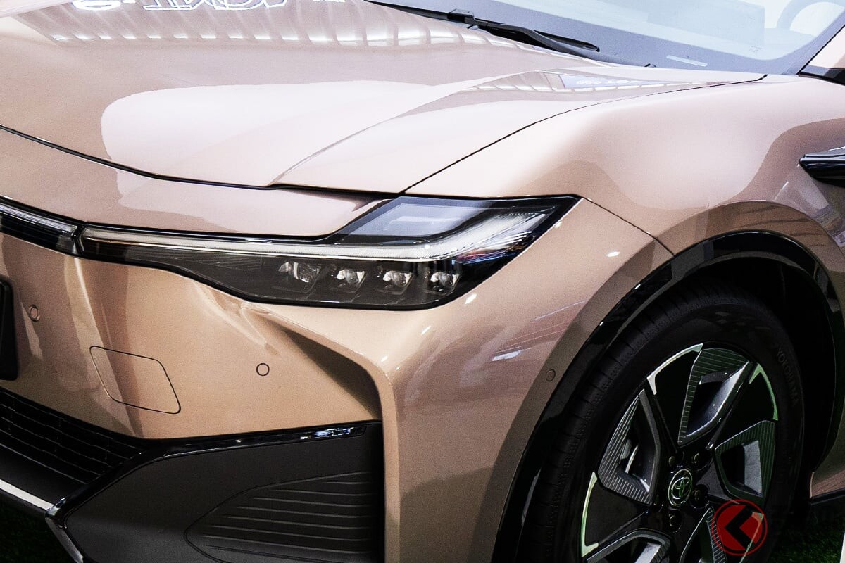 トヨタが新「4ドアセダン」公開！ 四角ハンドル廃止!? 「プリウス以上カムリ以下」な斬新モデル！ 何が変わった？ 「bZ3」中国登場（くるまのニュース） | 自動車情報・ニュース - carview!