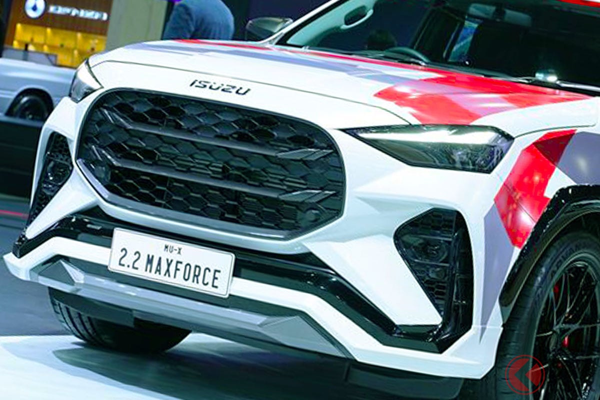 【タイ】全長4.9m！ いすゞ新「3列シートSUV」実車公開！ パワフルな新世代「ディーゼルエンジン」×強靭ラダーフレーム搭載！ “ド迫力デザイン”採用した「新ミューX」披露！（くるまの ...