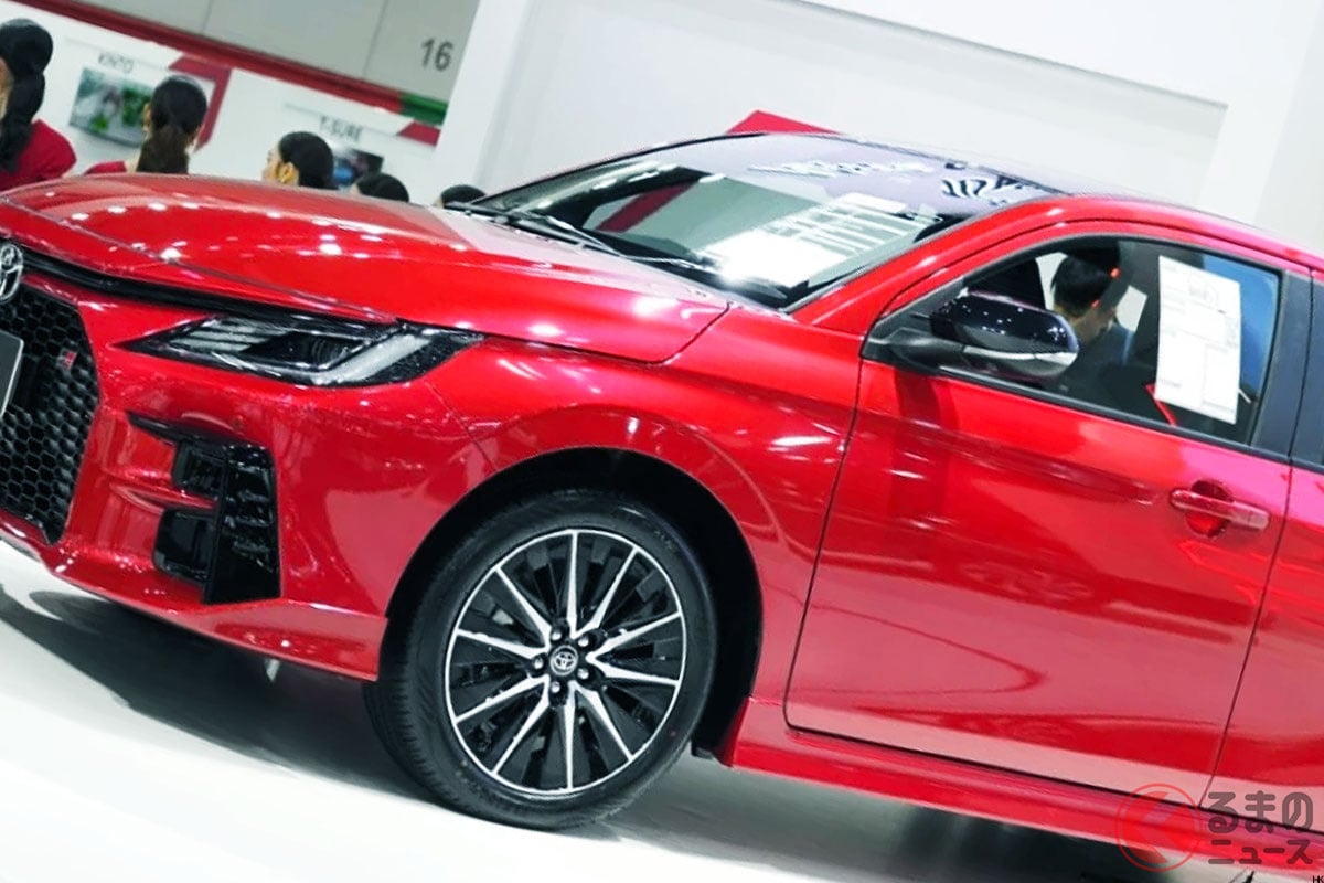 「カローラ」より小さい！ トヨタ新「小型スポーツセダン」発表！ “全長4.4m”ボディにド迫力「GR顔」採用！ “リッター29km”走れる低燃費もスゴイ！ 最新セダン「ヤリスATIV GR ...