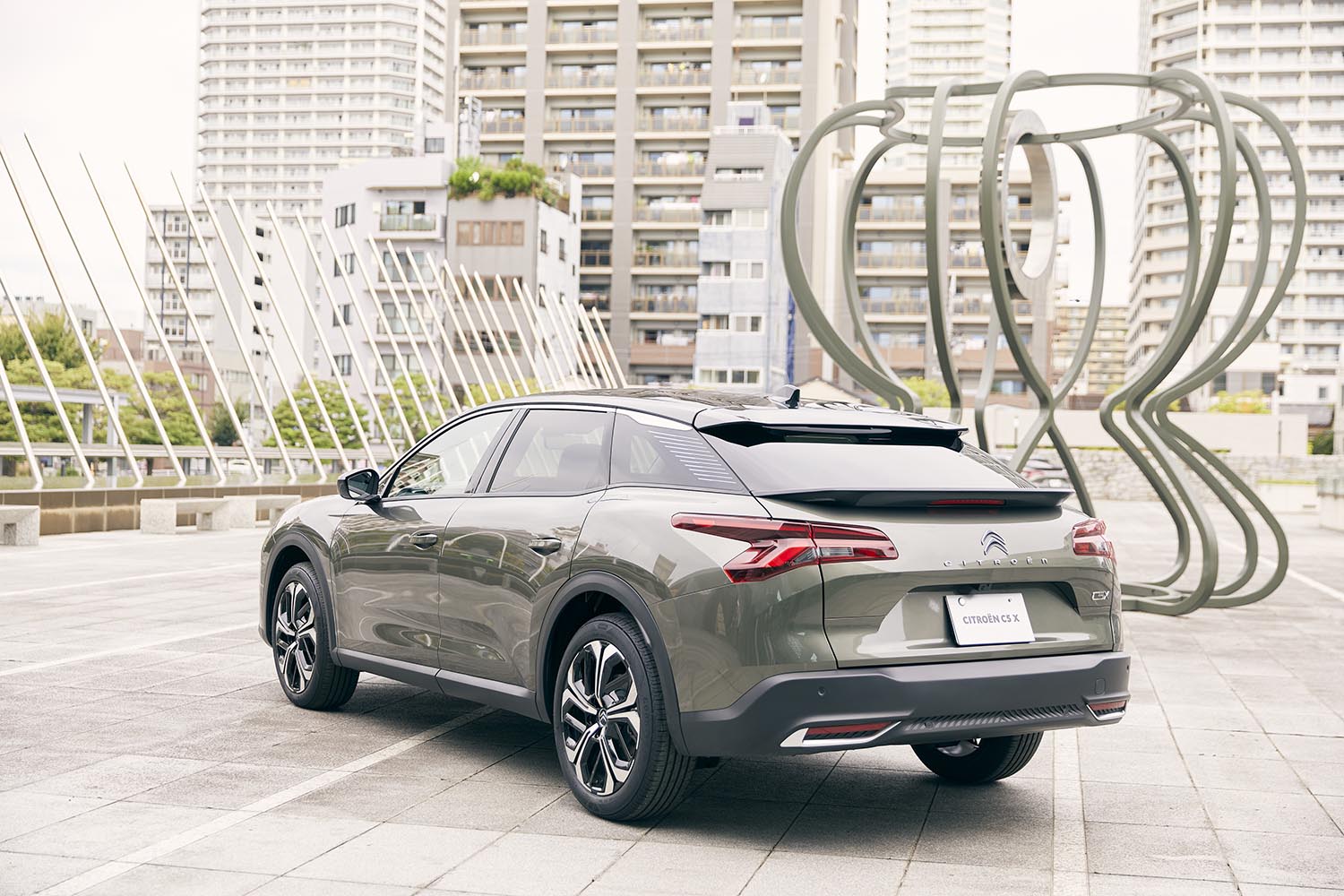 シトロエン「C5X」は「セダン」「ワゴン」「SUV」のミックス!? 「魔法の絨毯」も現代版で復活（Auto Messe Web） | 自動車情報サイト【新車・中古車】 - carview!