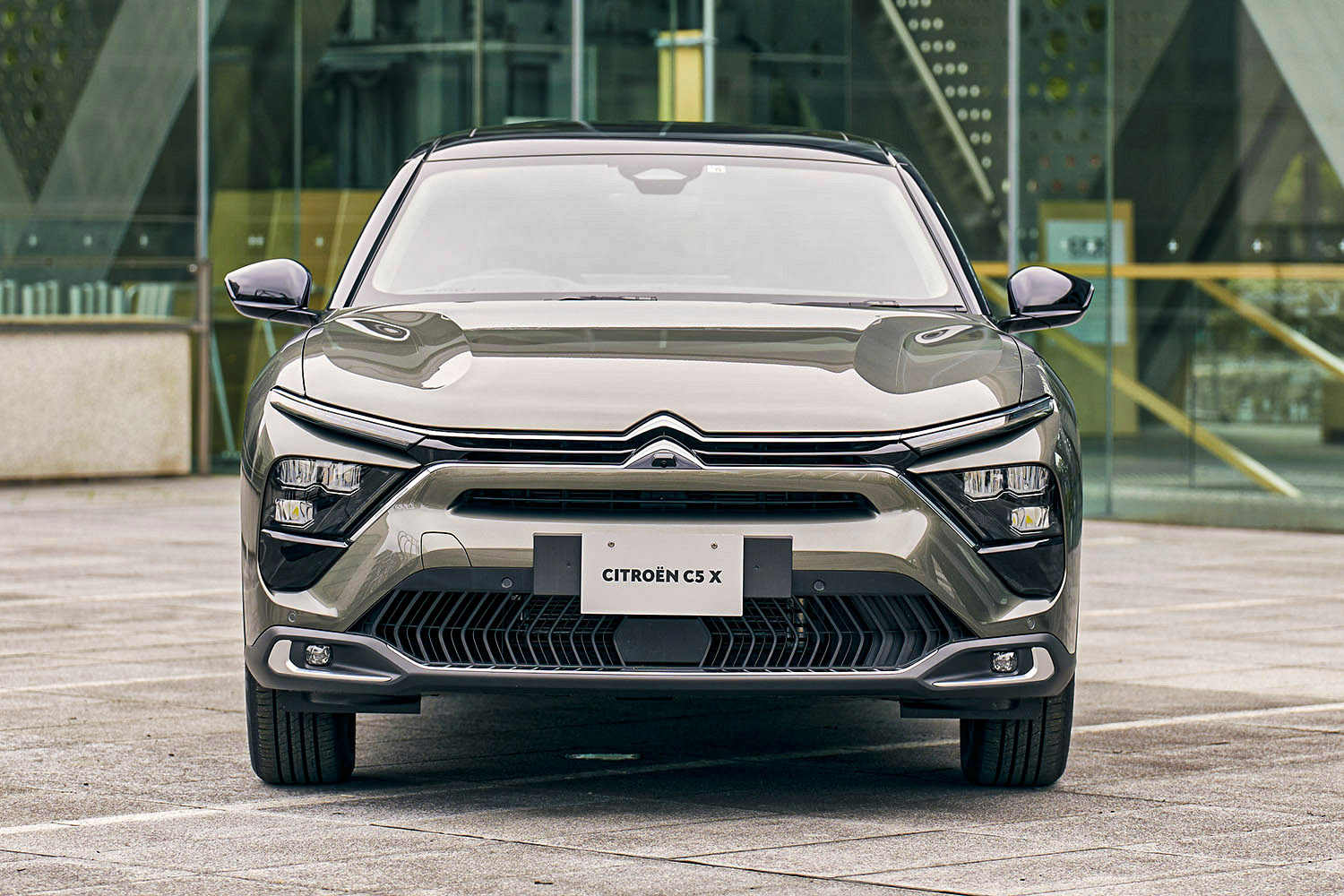 シトロエン「C5X」は「セダン」「ワゴン」「SUV」のミックス!? 「魔法の絨毯」も現代版で復活（Auto Messe Web） | 自動車情報・ニュース - carview!