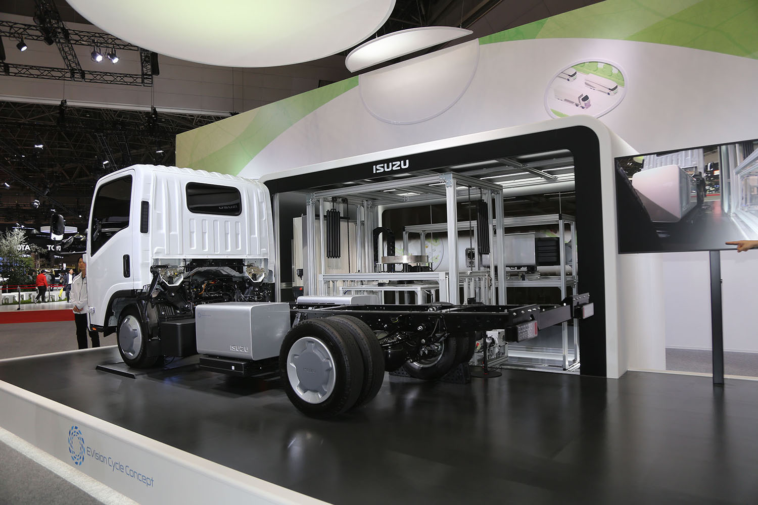 バッテリー載せ換え装置！ FCVは27年に量産！ 「いすゞ」がトラック＆バスのEV化に本気だった（WEB CARTOP） | 自動車情報・ニュース - carview!