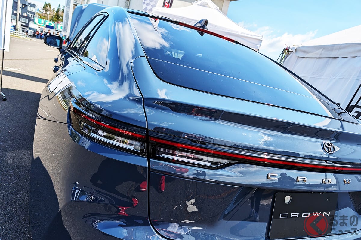 全長5m超え「トヨタ 大型セダン」実車展示！ 驚く「使い方」で注目!? 正統派セダンの「クラウン」に対する声は？（くるまのニュース） | 自動車情報・ニュース - carview!