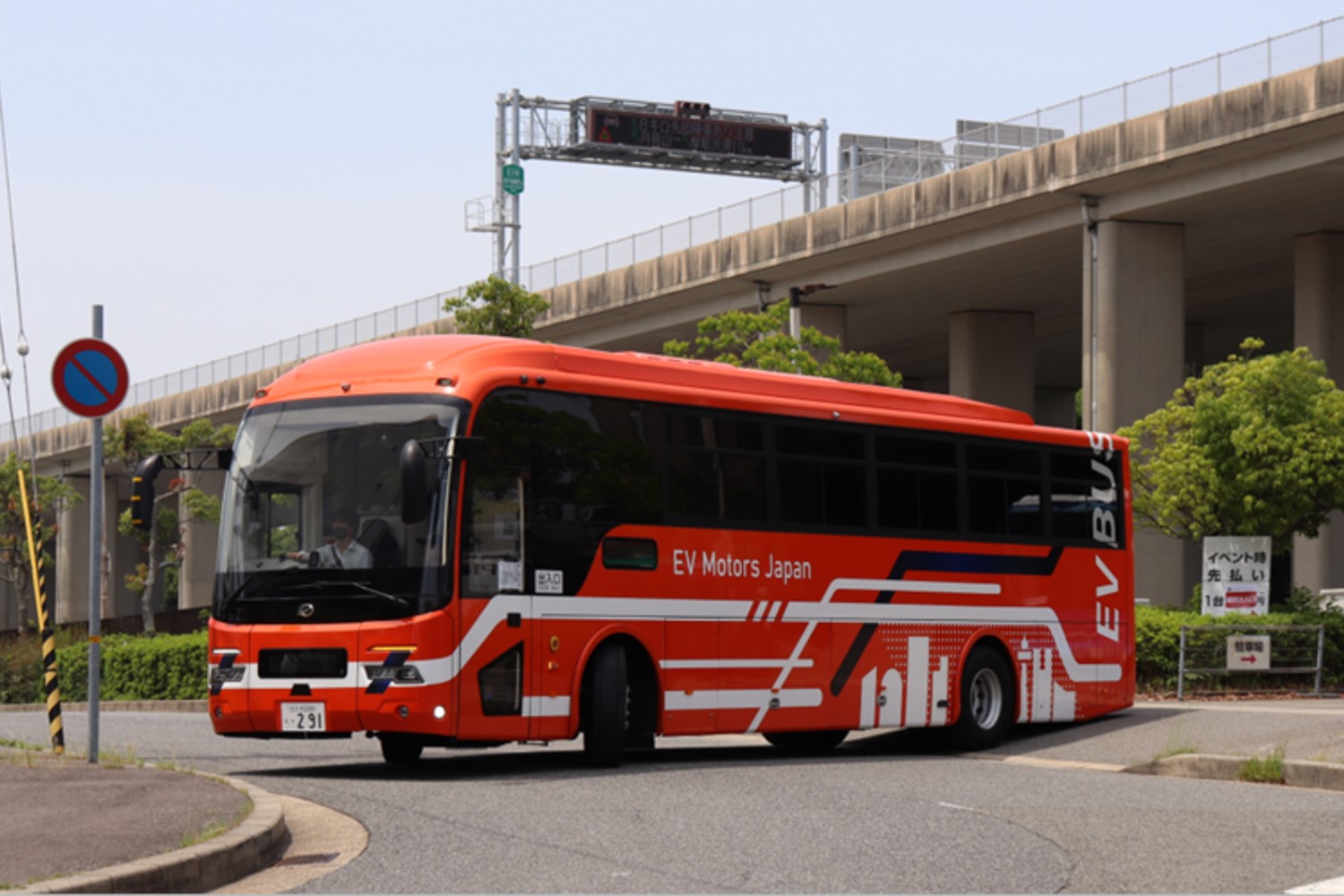 日本初のEVマイクロバスとEV大型観光バスがついに姿を見せた！ EVモーターズ・ジャパン「V8-Micro Bus」と「F8-Coach」がバステクで初公開（THE EV TIMES ...