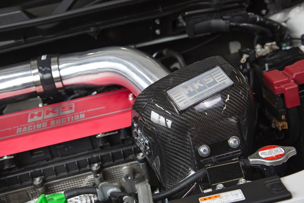 「ZC33Sスイスポの最強インテークシステム誕生」HKS渾身のドライカーボン製エアクリボックス！（web option） | 自動車情報・ニュース - carview!
