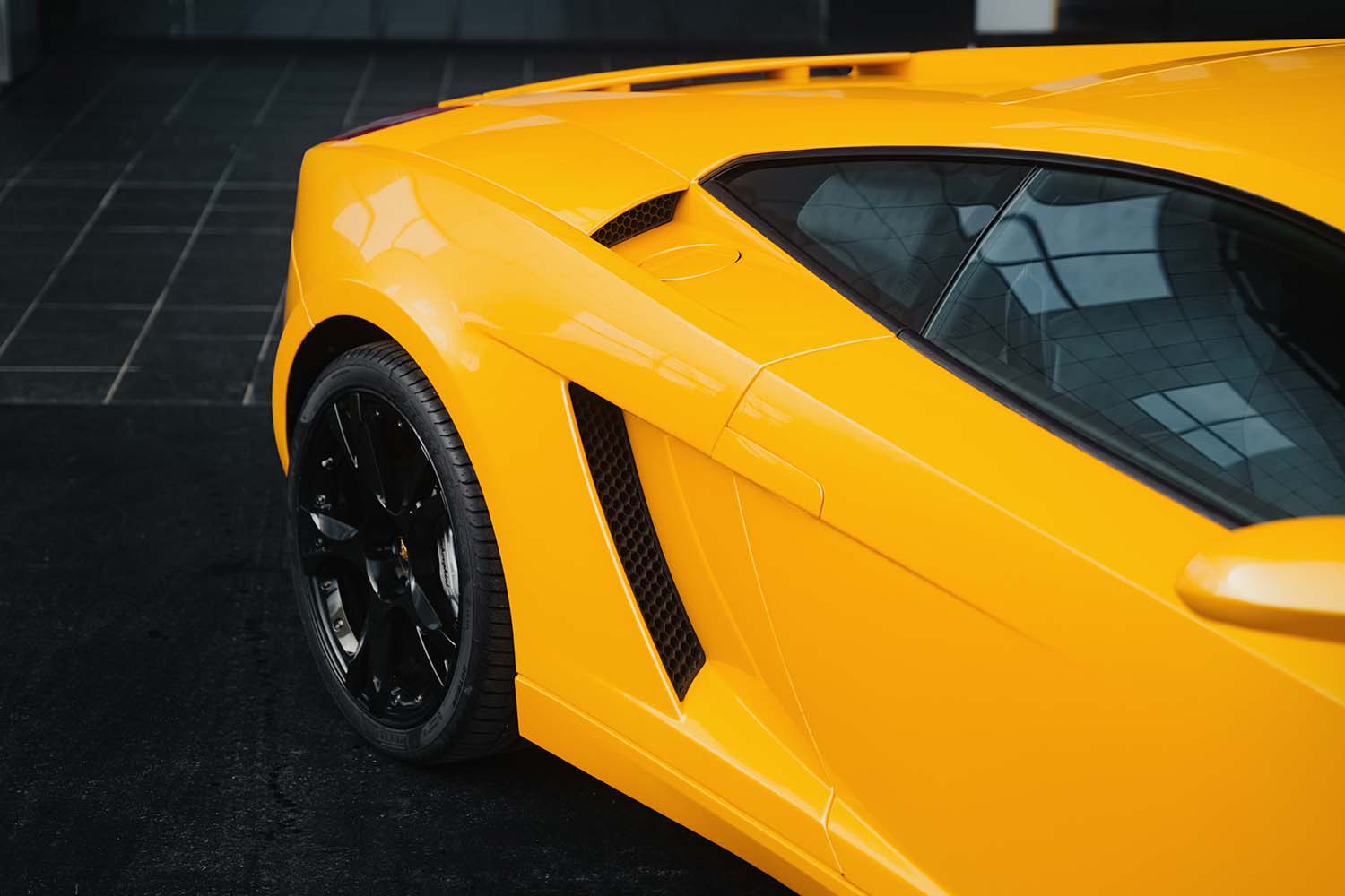 20年の進化はどのぐらい!? 20年前のV10ランボルギーニ「ガヤルド」と最新の「ウラカン」を乗り比べてみた（WEB CARTOP） | 自動車情報・ニュース - carview!