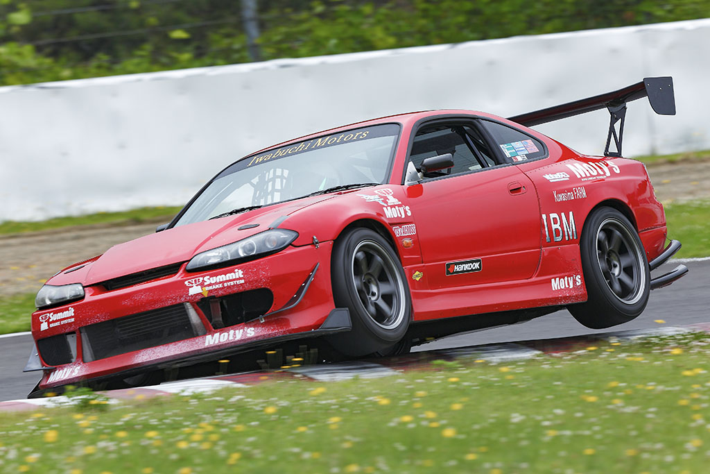 「抜群の安定感こそが生命線」東北地区を暴れ回る真紅のS15シルビア改！（web option） | 自動車情報・ニュース - carview!